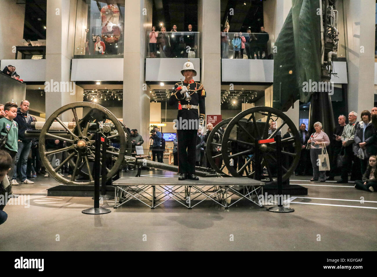 London, UK. 11th Nov, 2017. A Royal Marine Bugler plays the Last Post ...