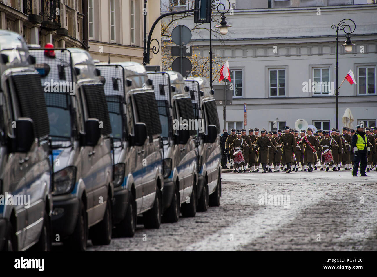 Warsaw, Poland. 11th Nov, 2017. Members of the armed forces mark past ...