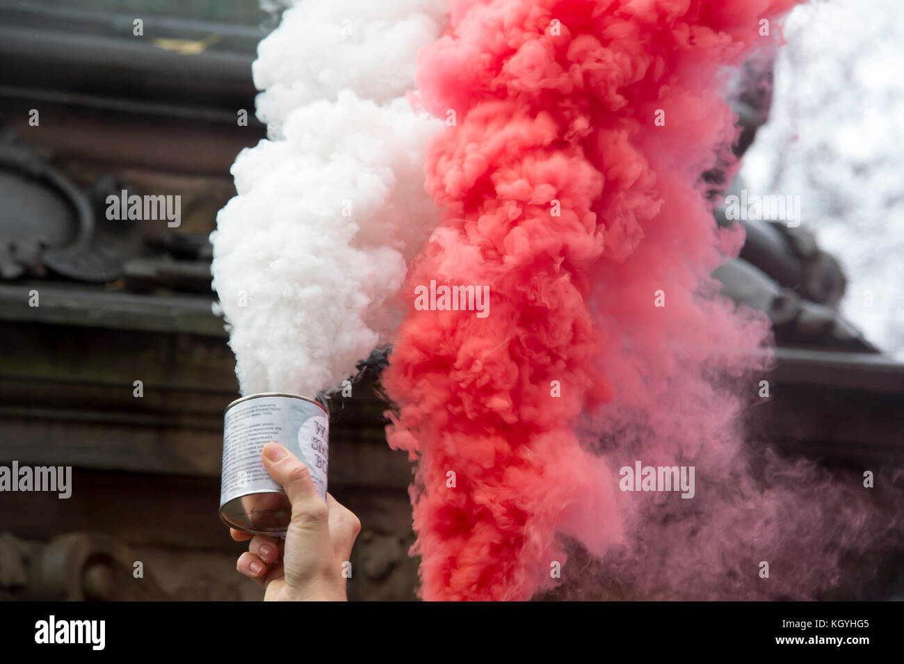 Gdansk, Poland. 11th Nov, 2017. White and red smoke signals during ...