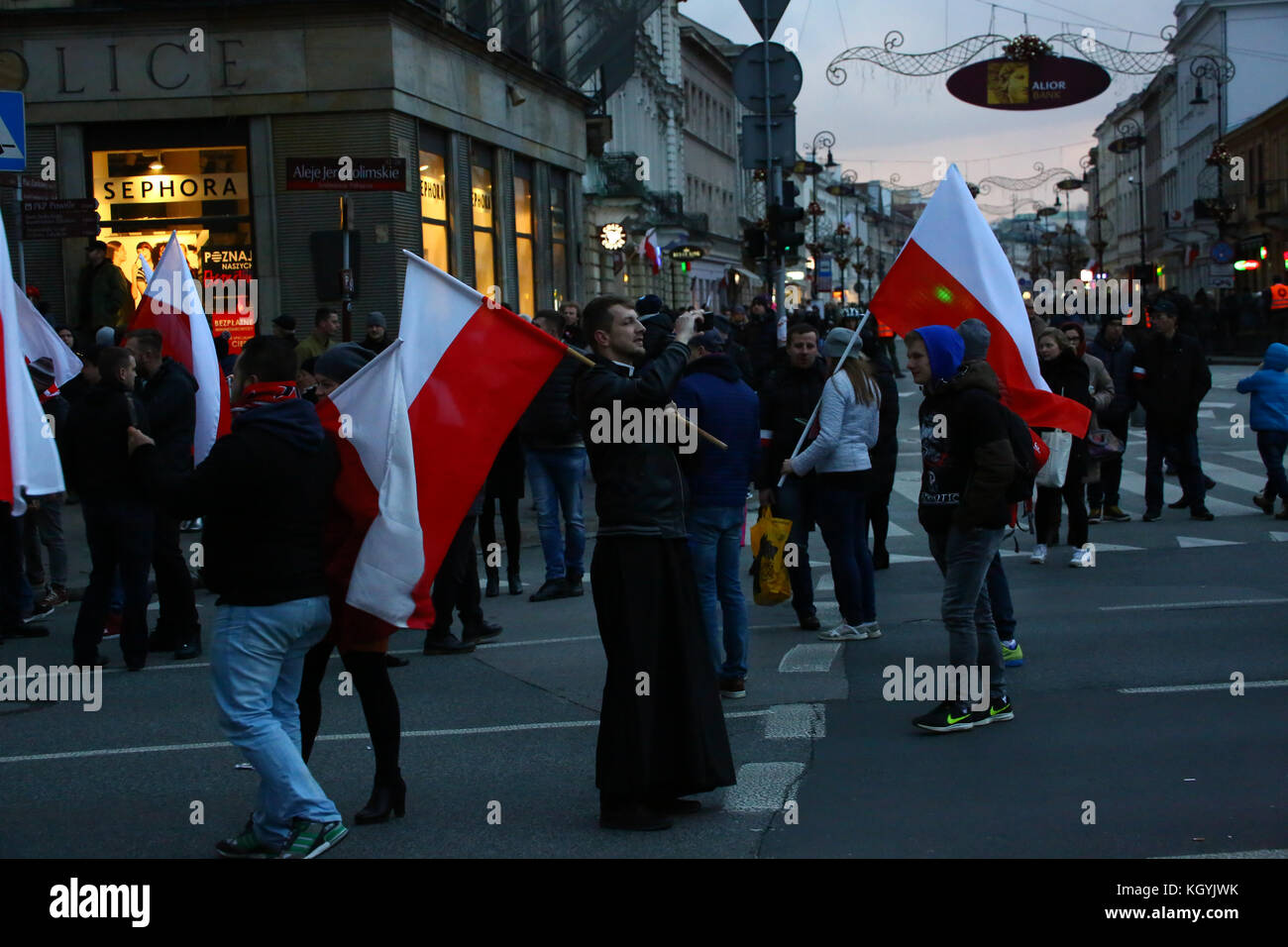 Warsaw, Poland. 11th Nov, 2017. Thousands of nationalists and far right ...