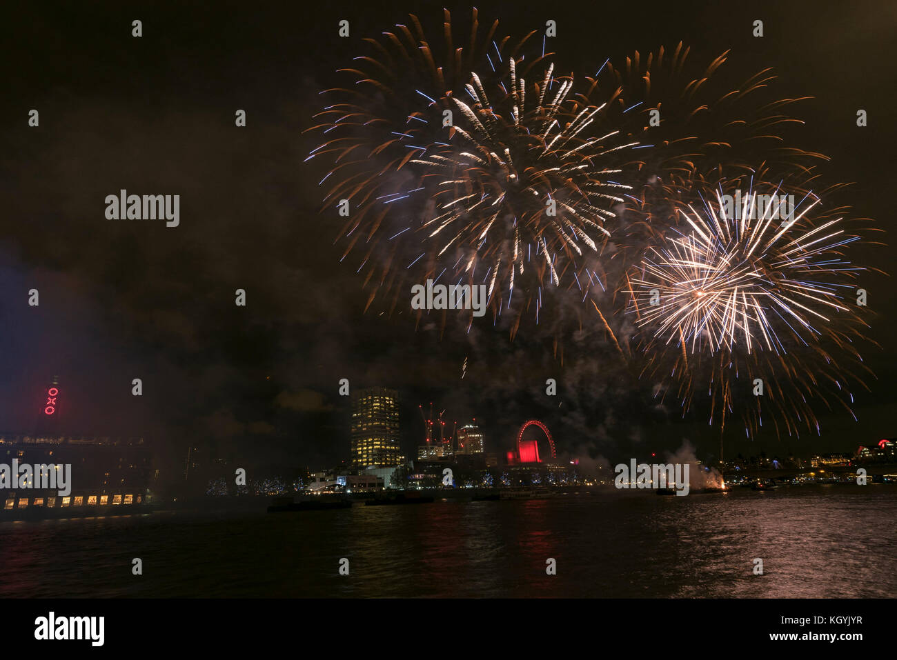 London, UK. 11th Nov, 2017. A fireworks display takes place over the ...