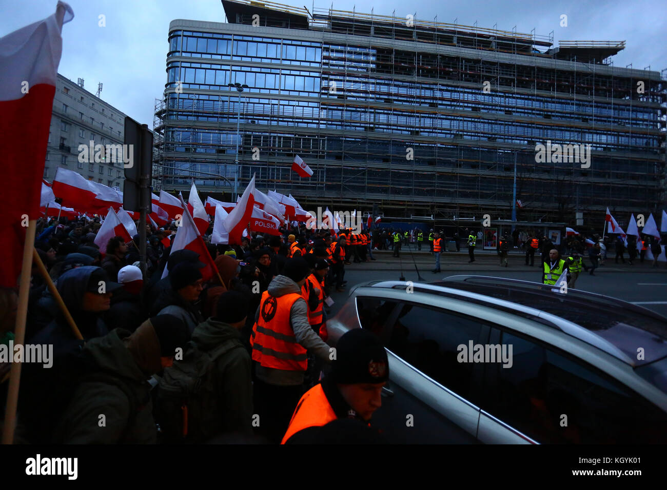 Warsaw, Poland. 11th Nov, 2017. Ten thousands join the nationalists ...