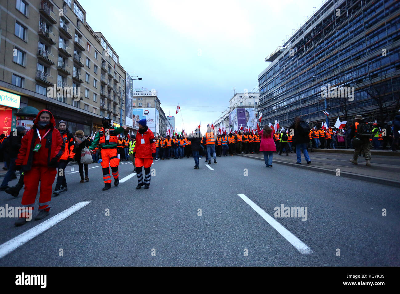 Warsaw, Poland. 11th Nov, 2017. Ten thousands join the nationalists ...