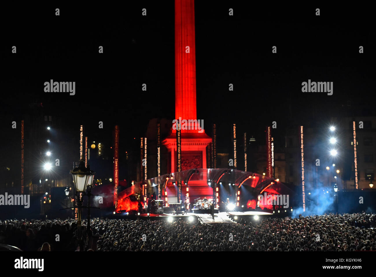 U2 concert crowd hi-res stock photography and images - Alamy
