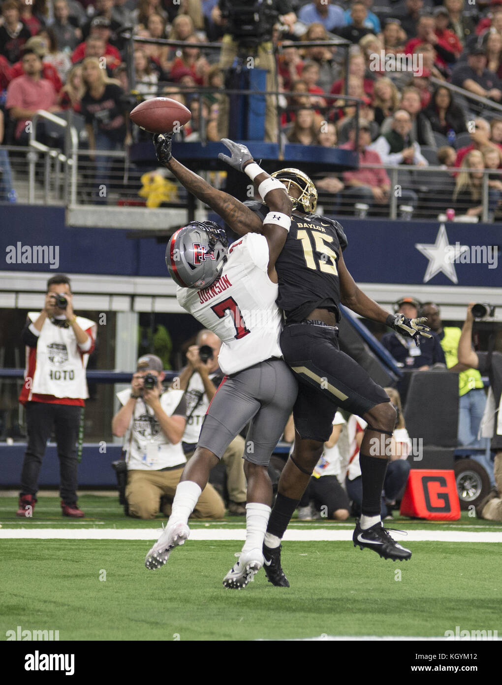 Arlington, Texas, USA. 11th Nov, 2017. Baylor WR # 15 DENZEL MIMS up ...
