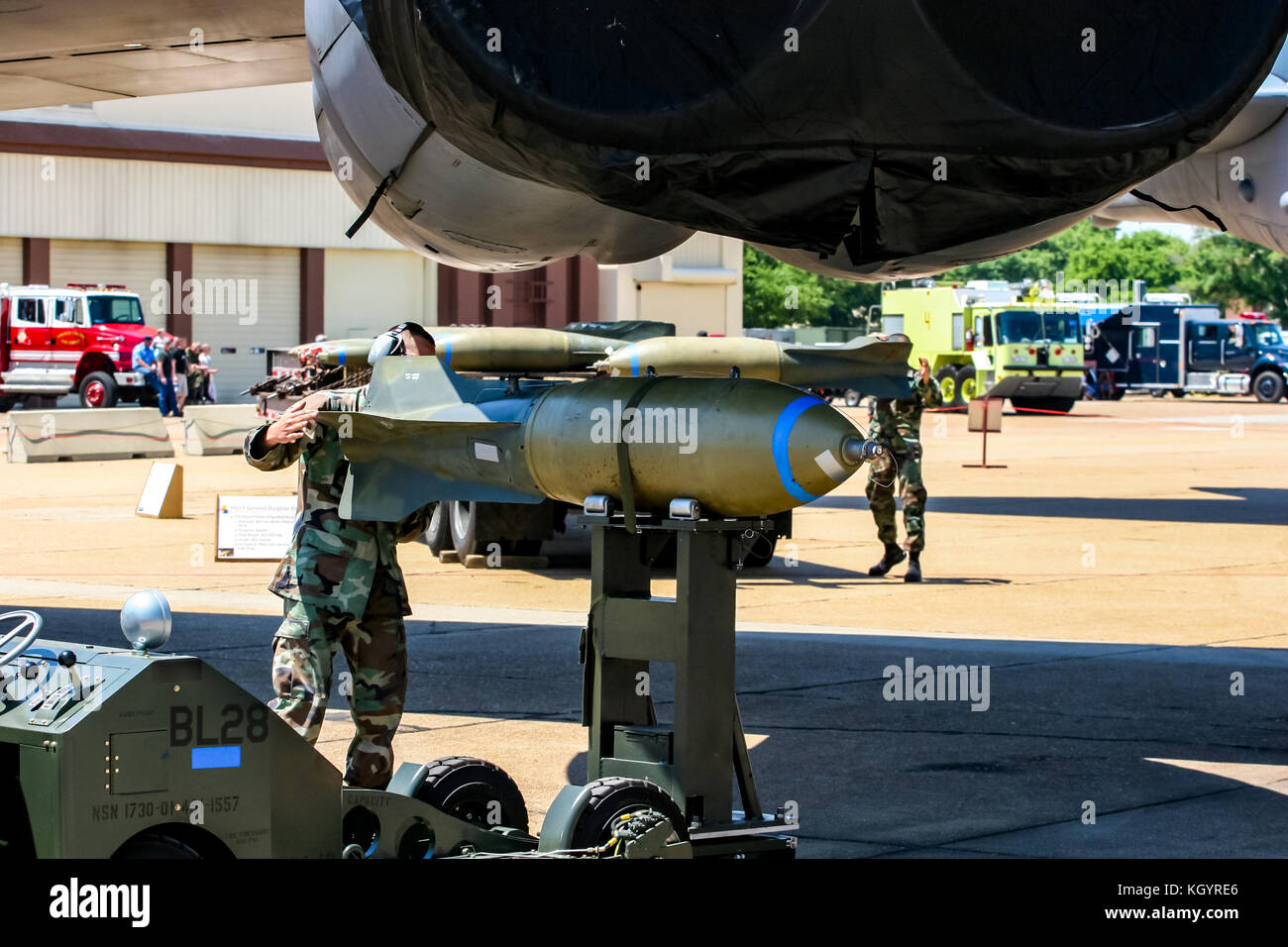 B52 loading hi-res stock photography and images - Alamy
