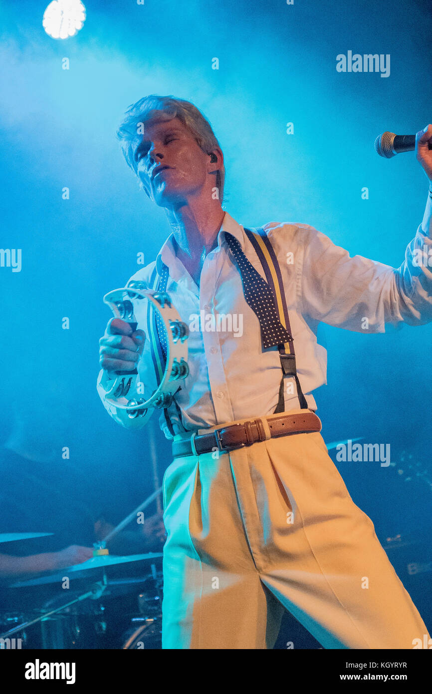 Absolute Bowie an amazing sounding Tribute band to the Man himself ...