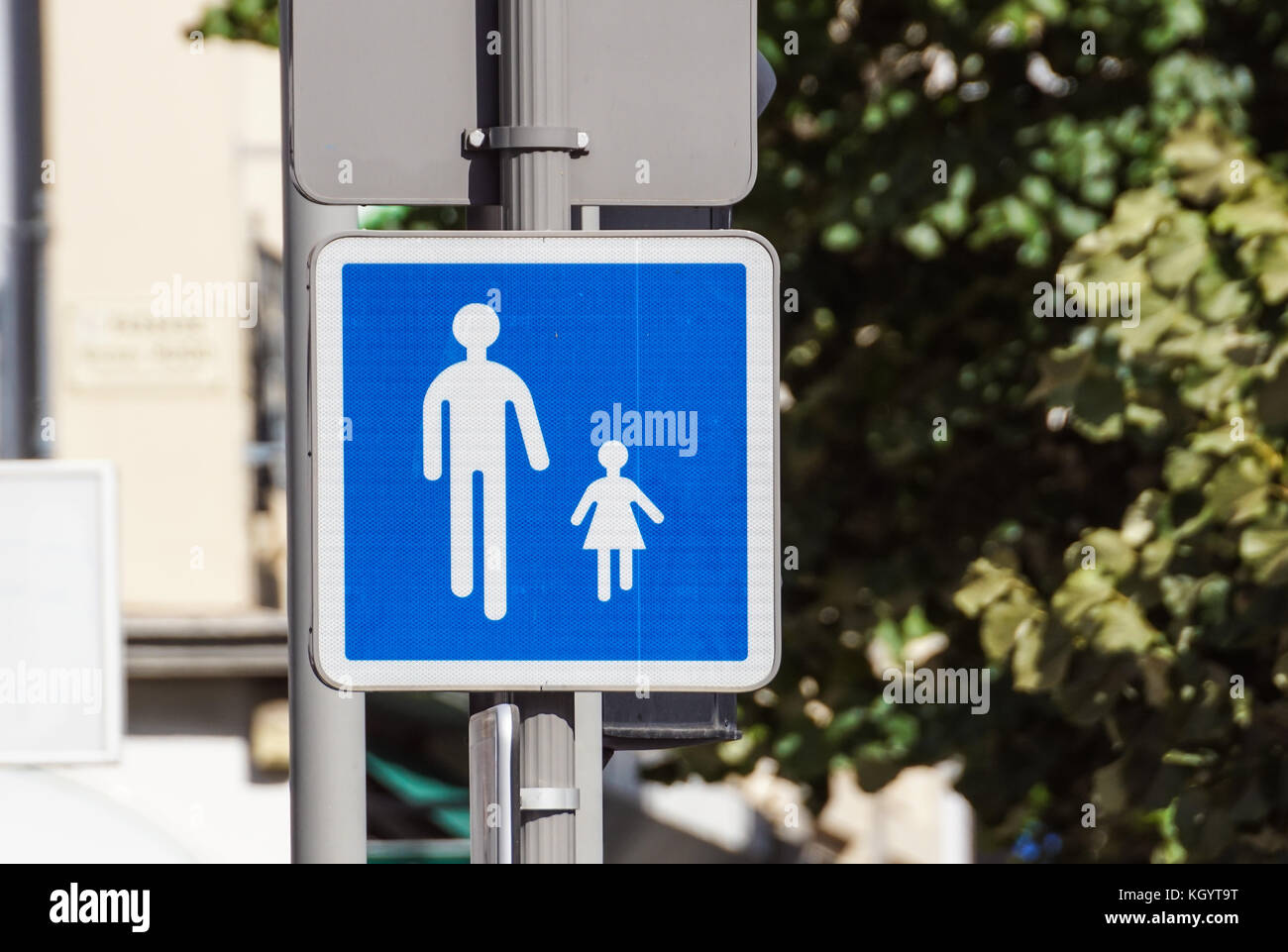 Child road safety sign hi-res stock photography and images - Alamy