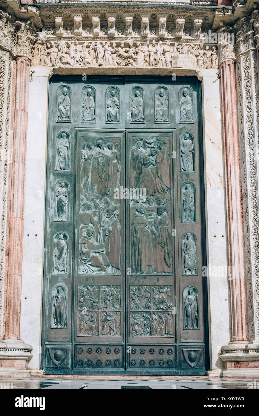 Duomo cathedral main door hi-res stock photography and images - Alamy