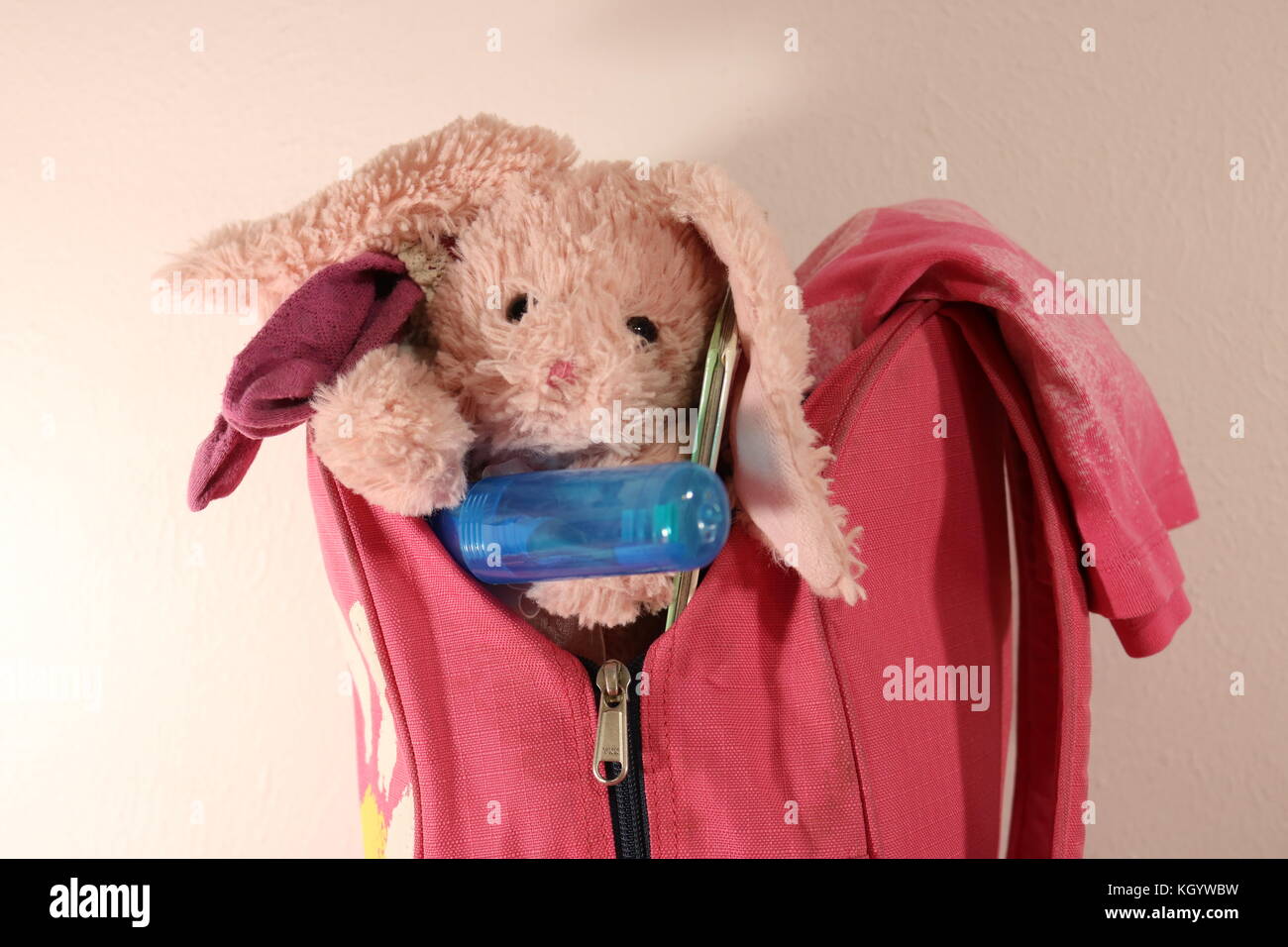 Packed girl's bag ready for sleepover Stock Photo - Alamy