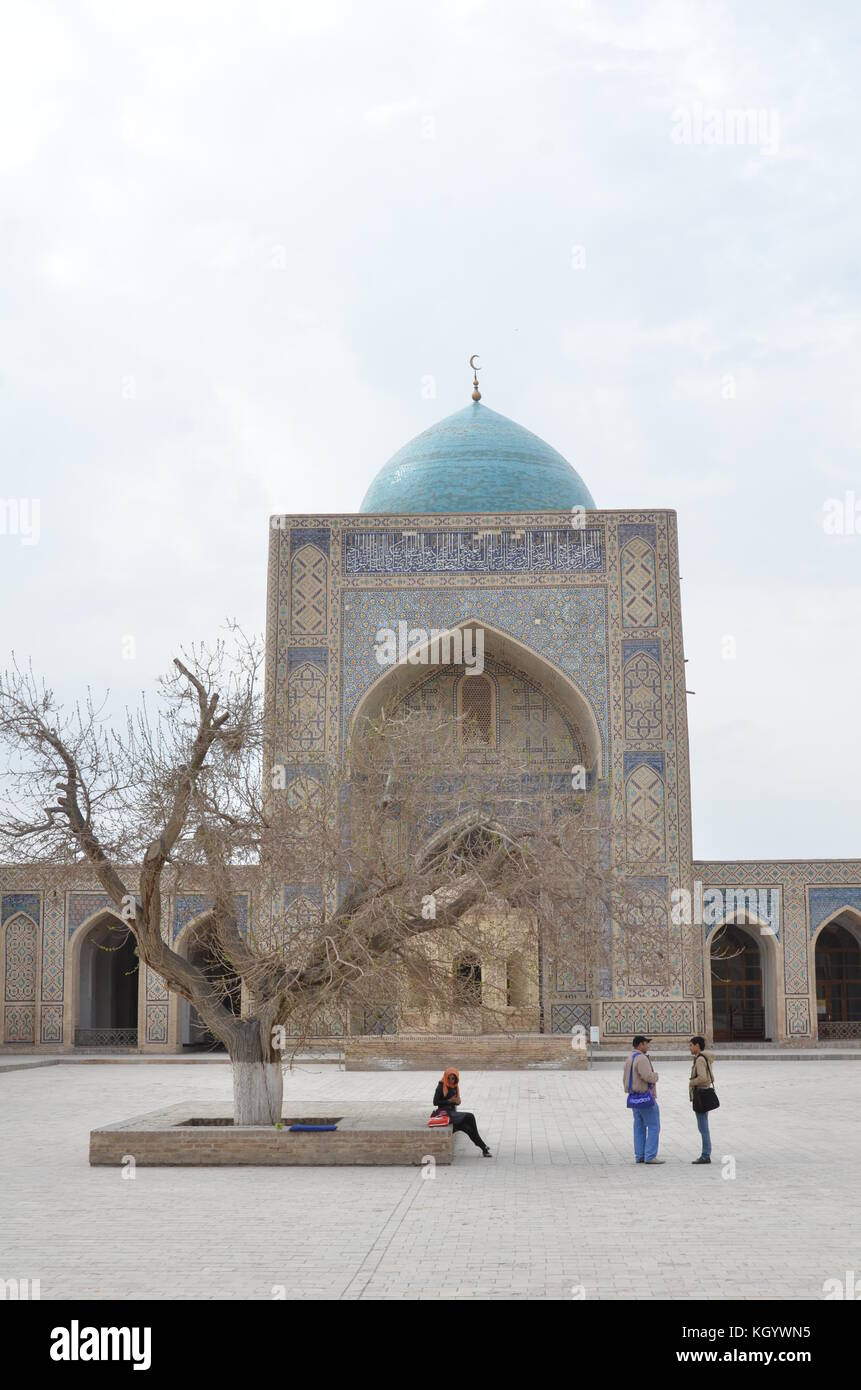 Behind Registan square, mosque with a square in front, 2 people ...