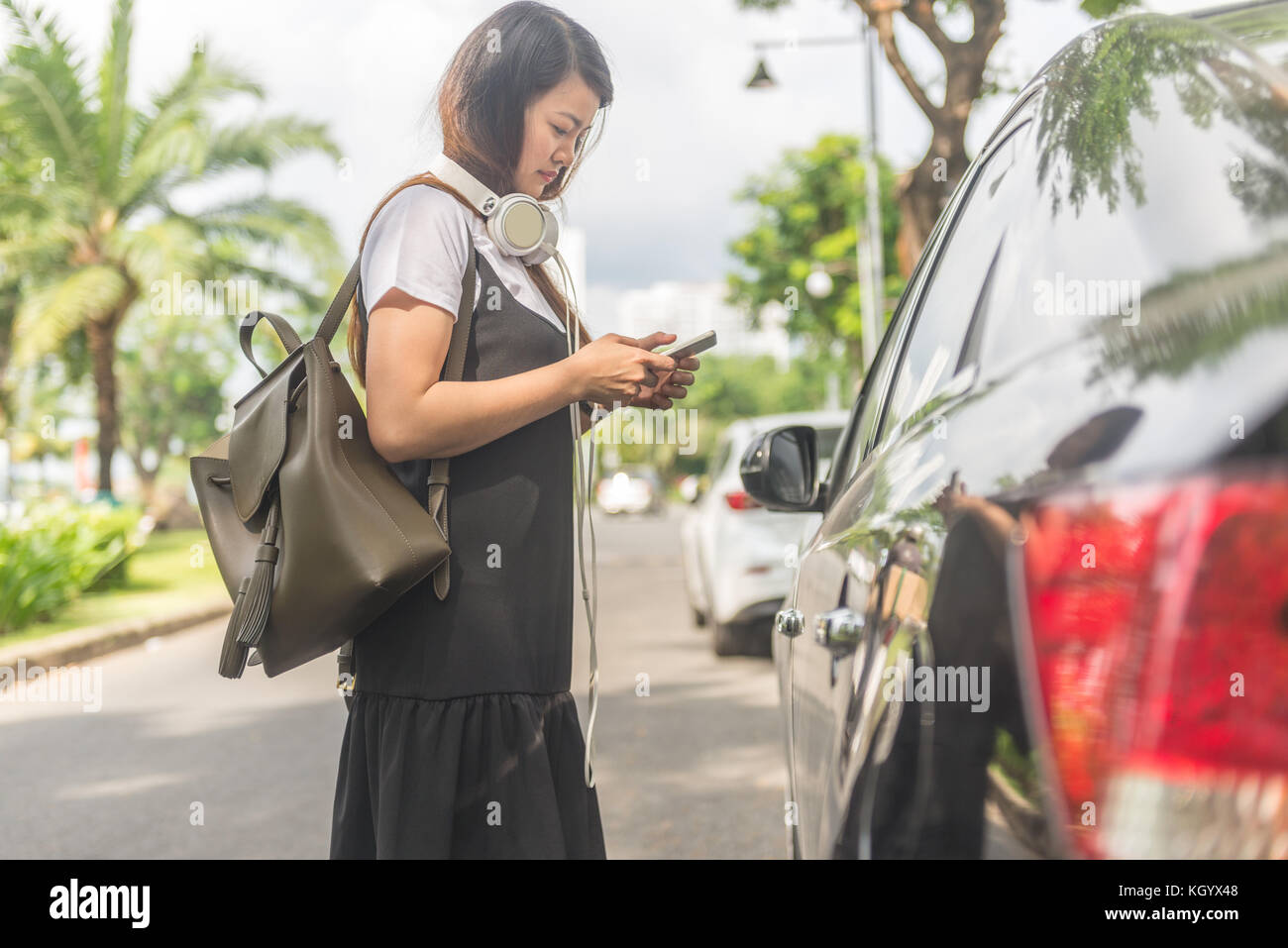 Young girl texting message on the smart phone Stock Photo - Alamy