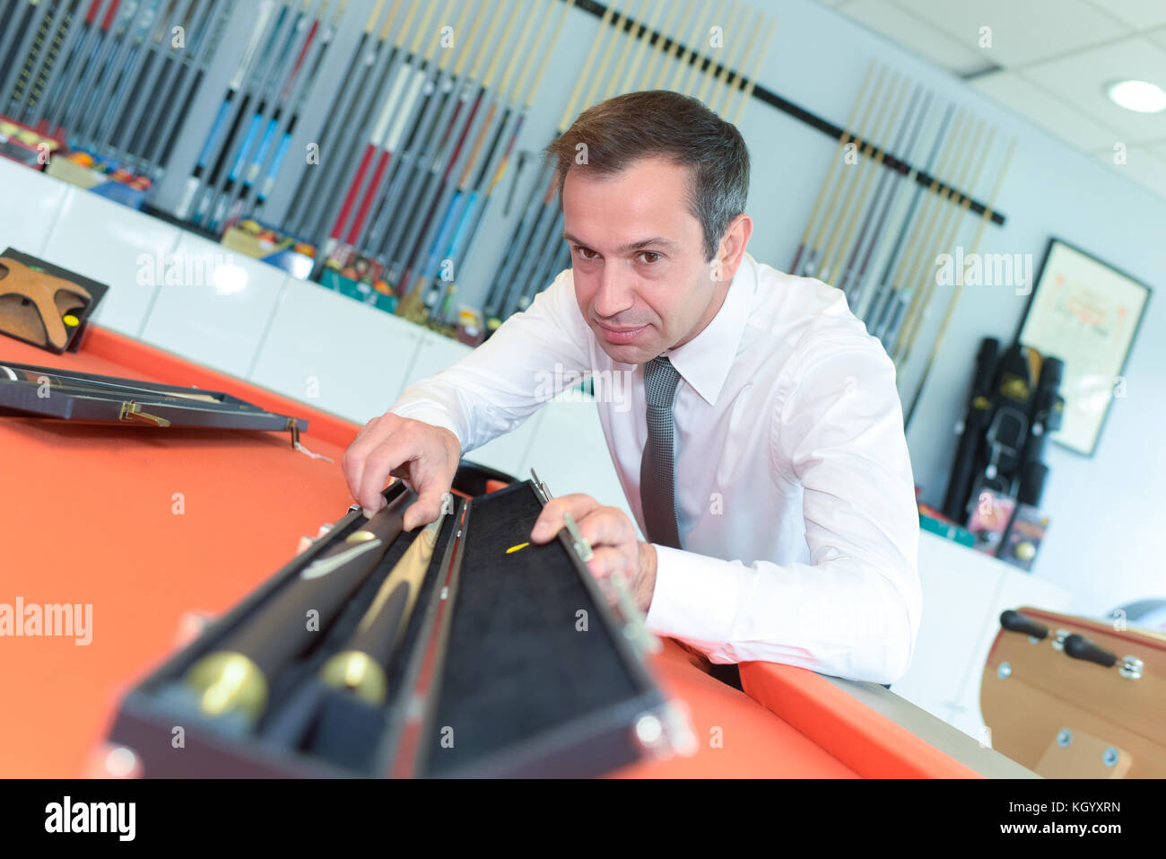 man ready to play snooker Stock Photo - Alamy