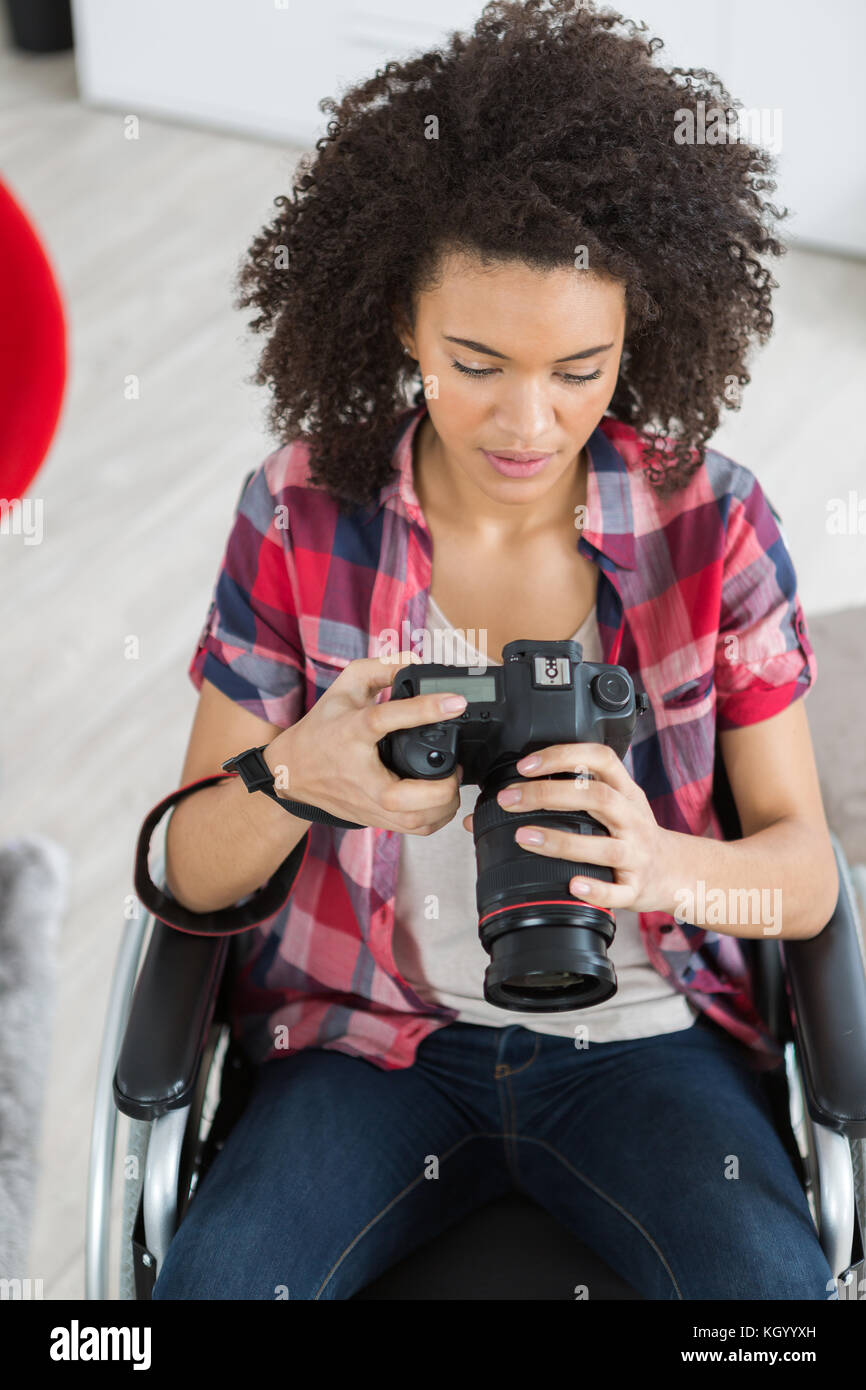 woman using a camera Stock Photo - Alamy