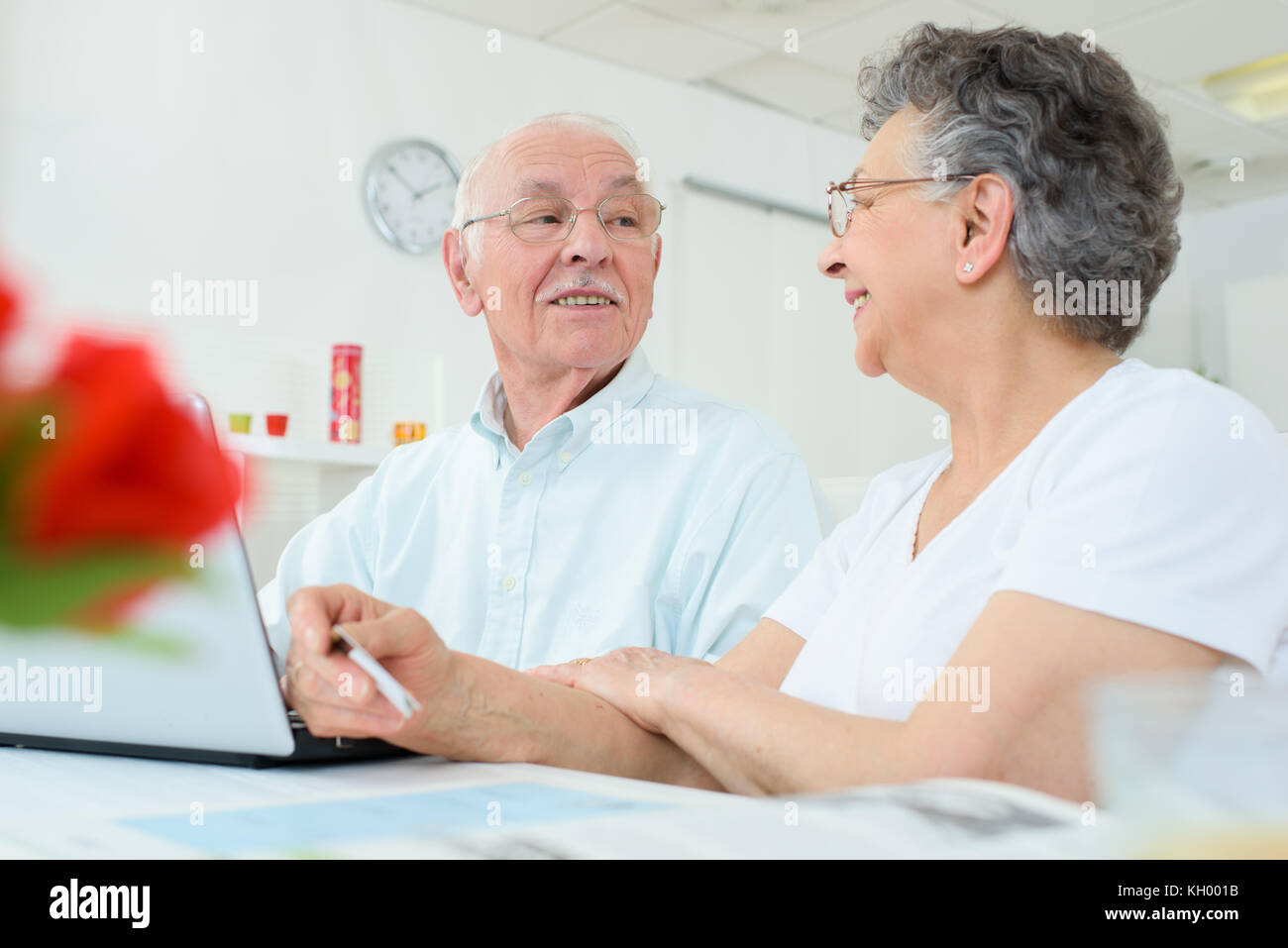 elderly couple having a conversation Stock Photo - Alamy