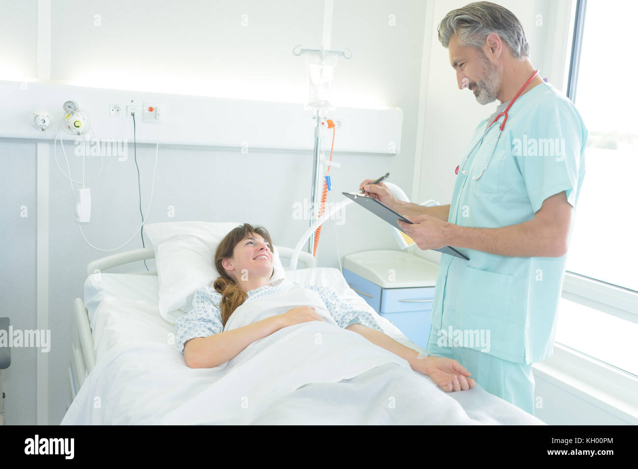 Doctor visiting patient in hospital hi-res stock photography and images ...
