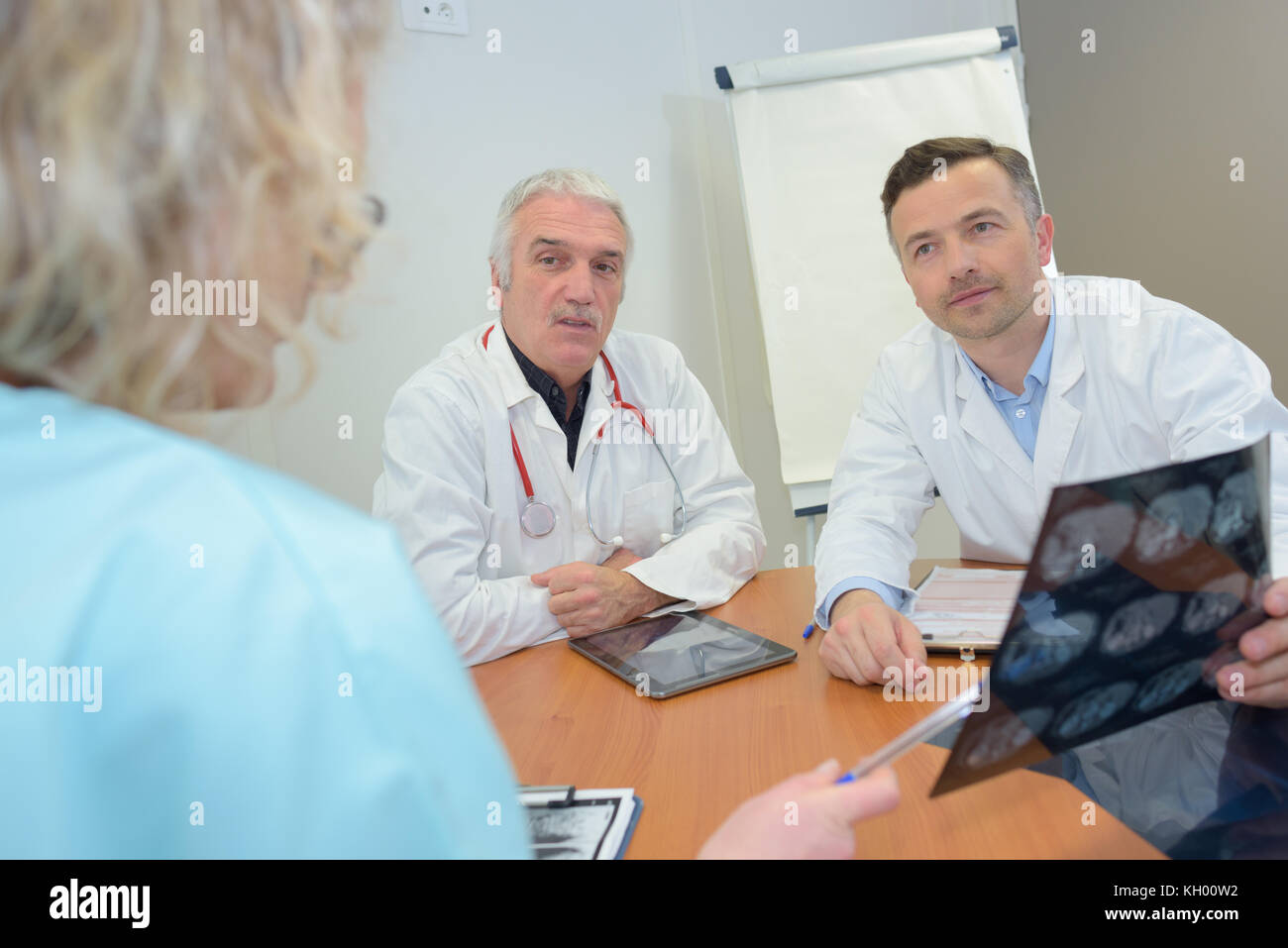 Doctors looking patient xray hi-res stock photography and images - Alamy