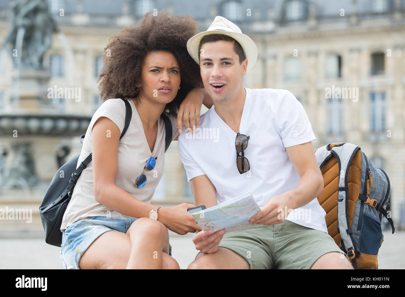 happy tourists with map sightseeing city Stock Photo - Alamy
