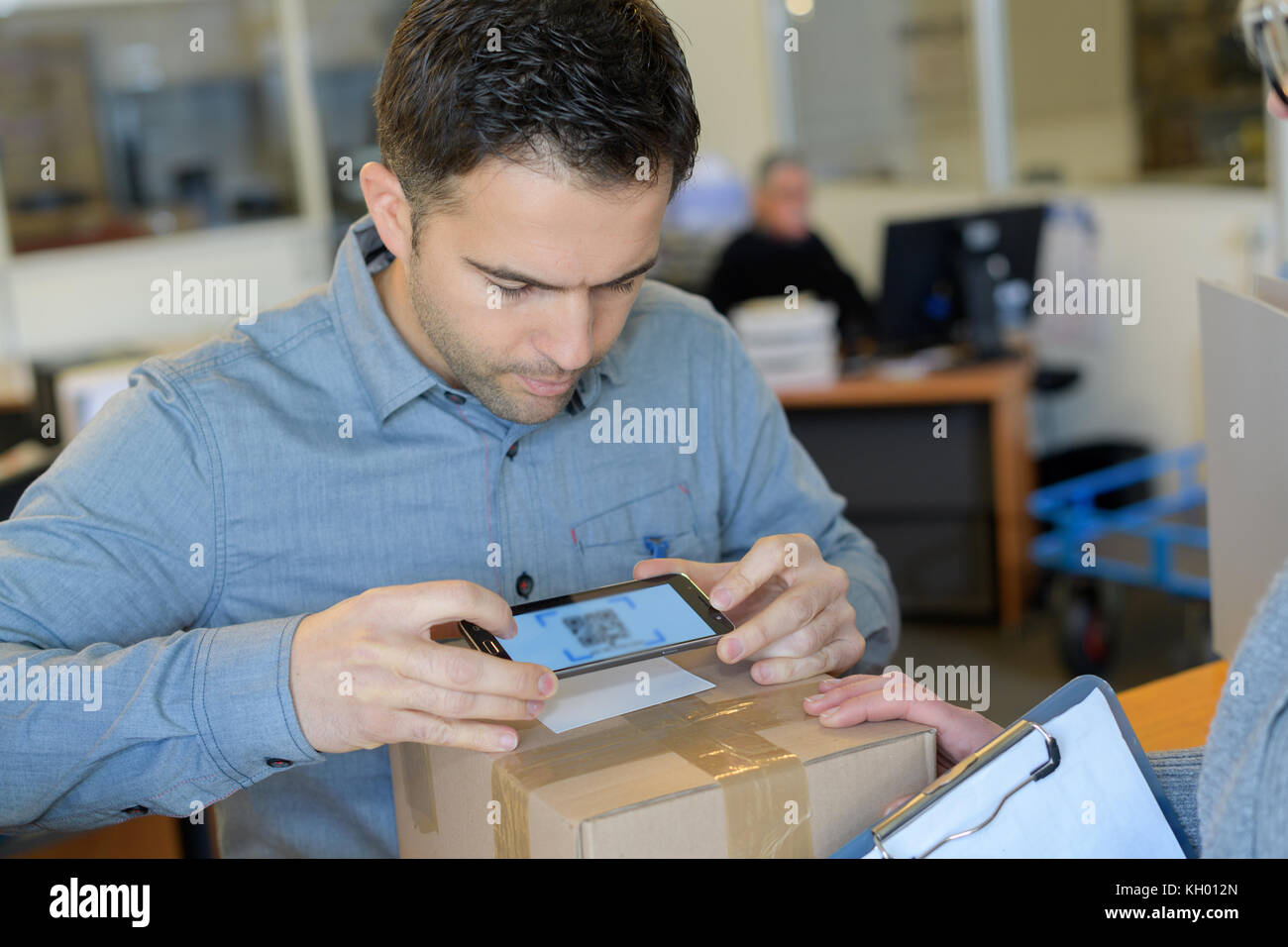 worker using scanner in the warehouse Stock Photo - Alamy