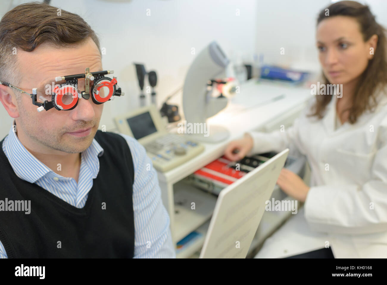 Woman reading eye test chart hi-res stock photography and images - Alamy