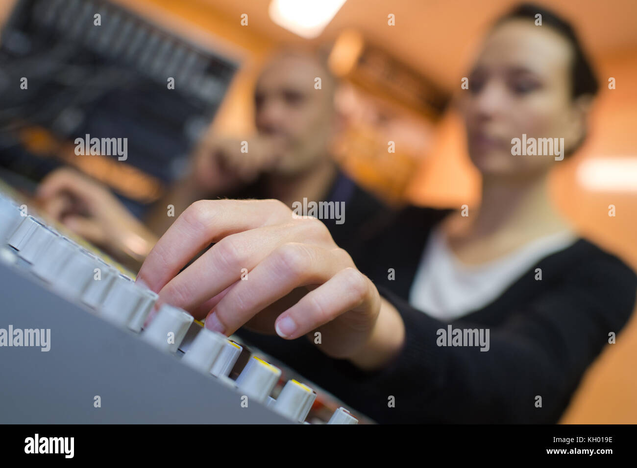 Synthesizer sound wave hi-res stock photography and images - Alamy