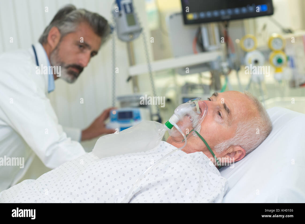 doctor monitoring patient wearing oxygen mask Stock Photo - Alamy