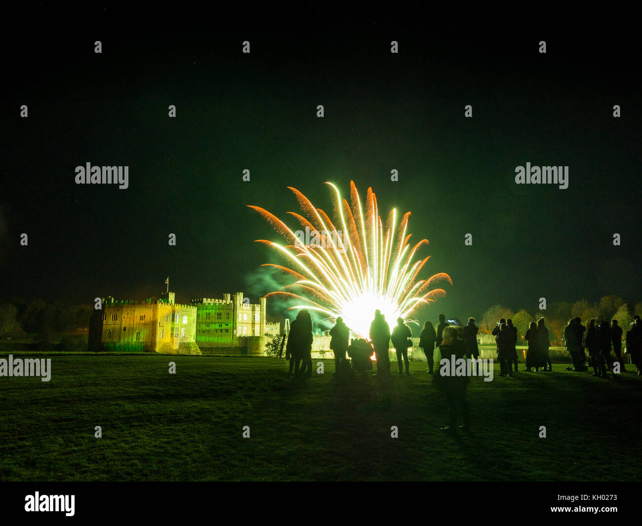 Fireworks leeds castle hi-res stock photography and images - Alamy