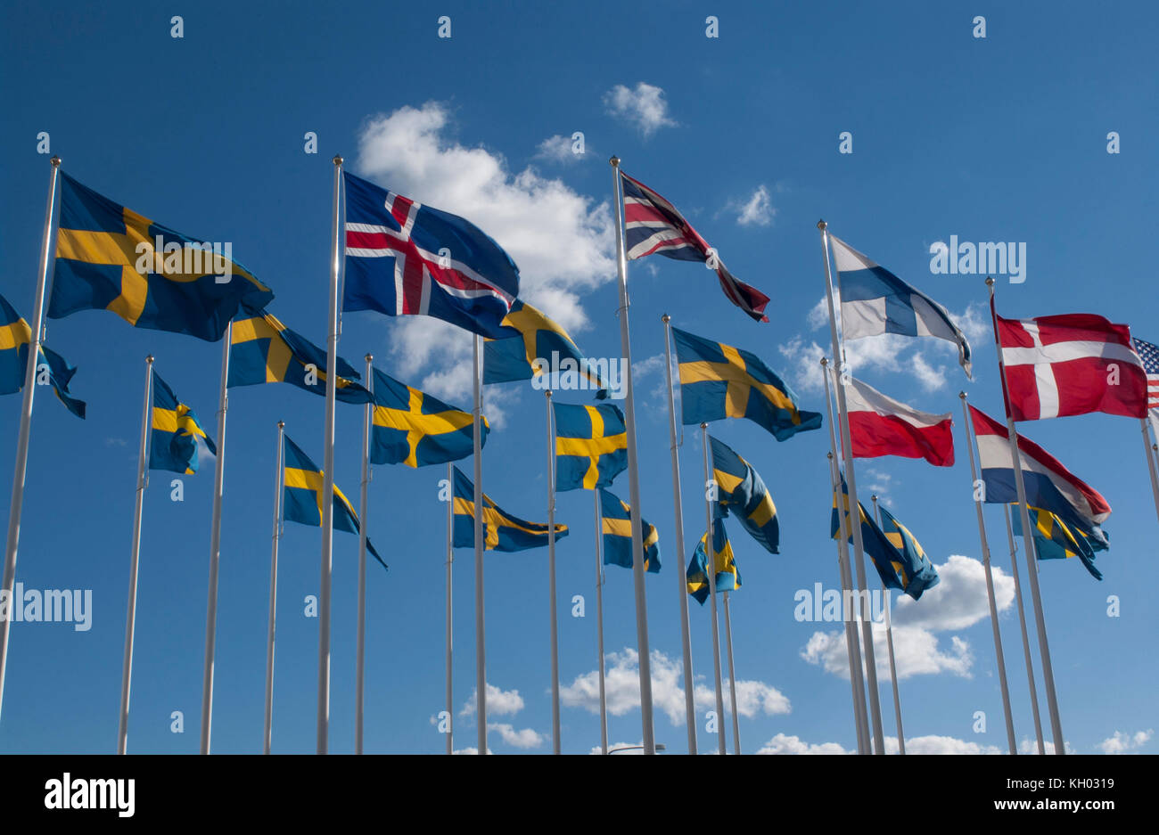 Flaggor svajar för vinden Stock Photo - Alamy