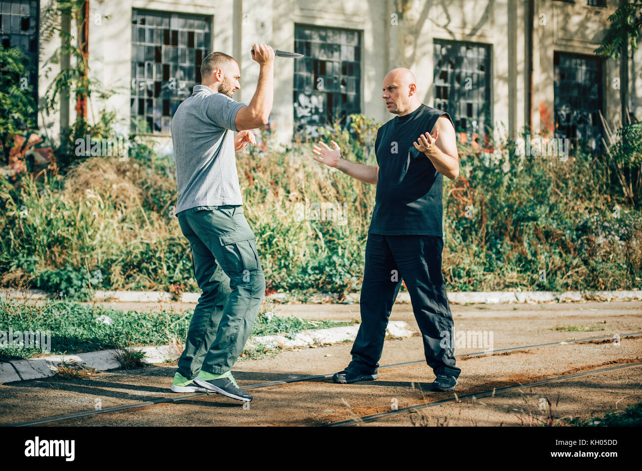 Kapap instructor demonstrates martial arts self defense knife attack ...