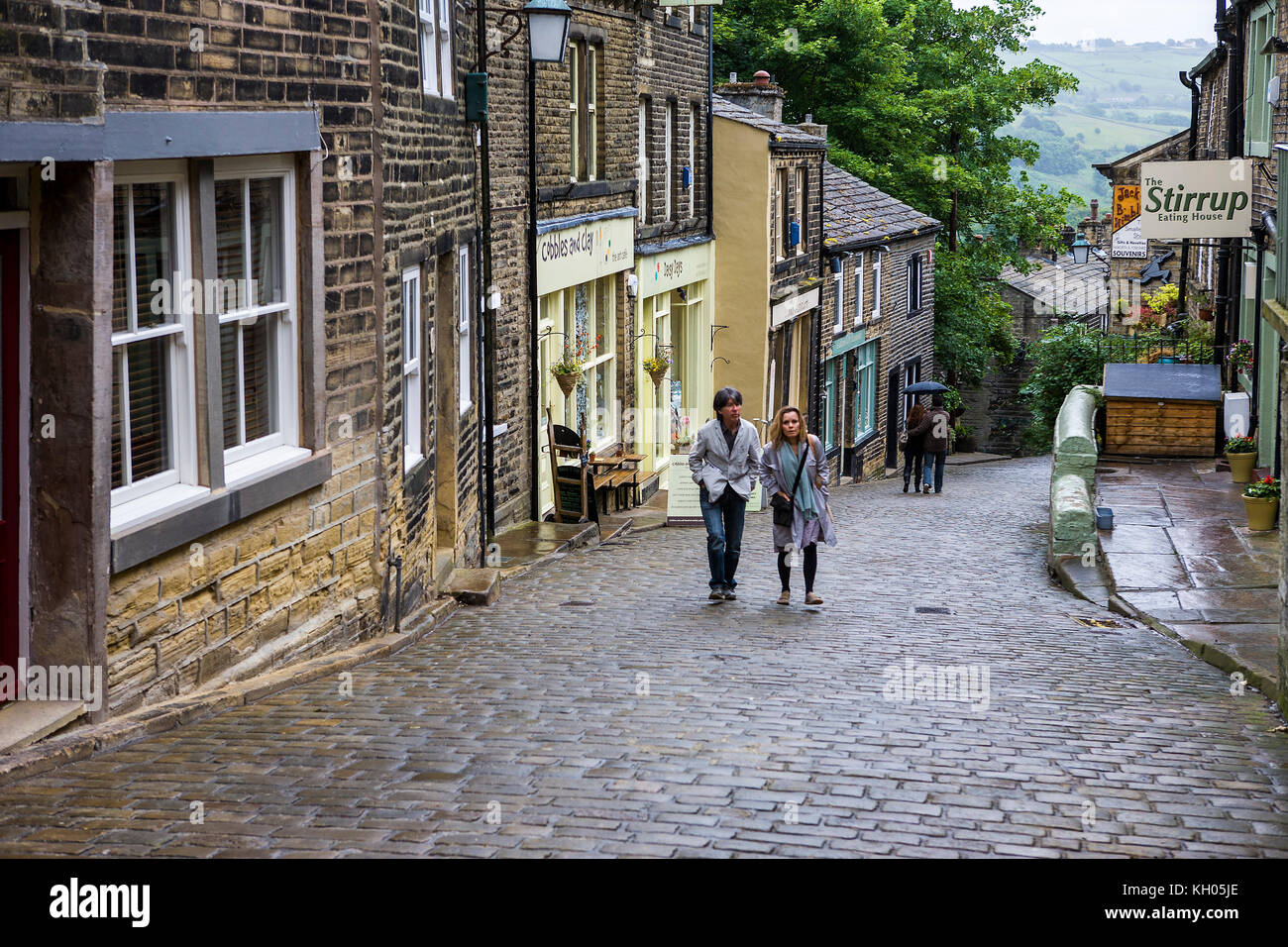 A steep and wet Main Street, Haworth, West Yorkshire, England, UK Stock ...