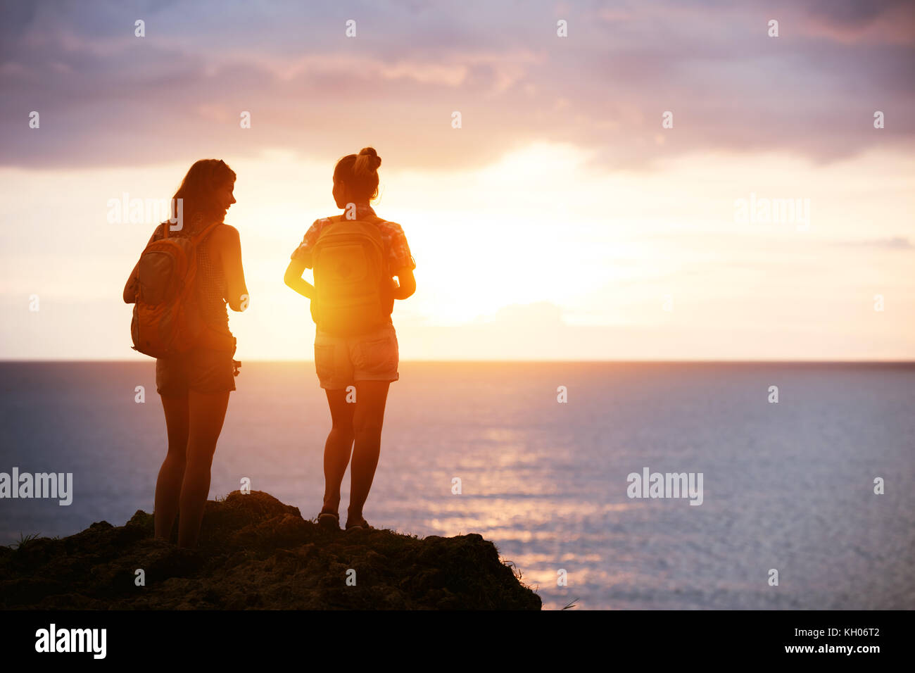 Two girls sunset silhouette hi-res stock photography and images - Alamy