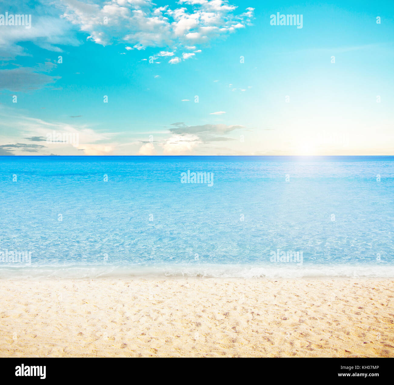 Sun over tropical beach. Summer vacations outdoor scene Stock Photo - Alamy