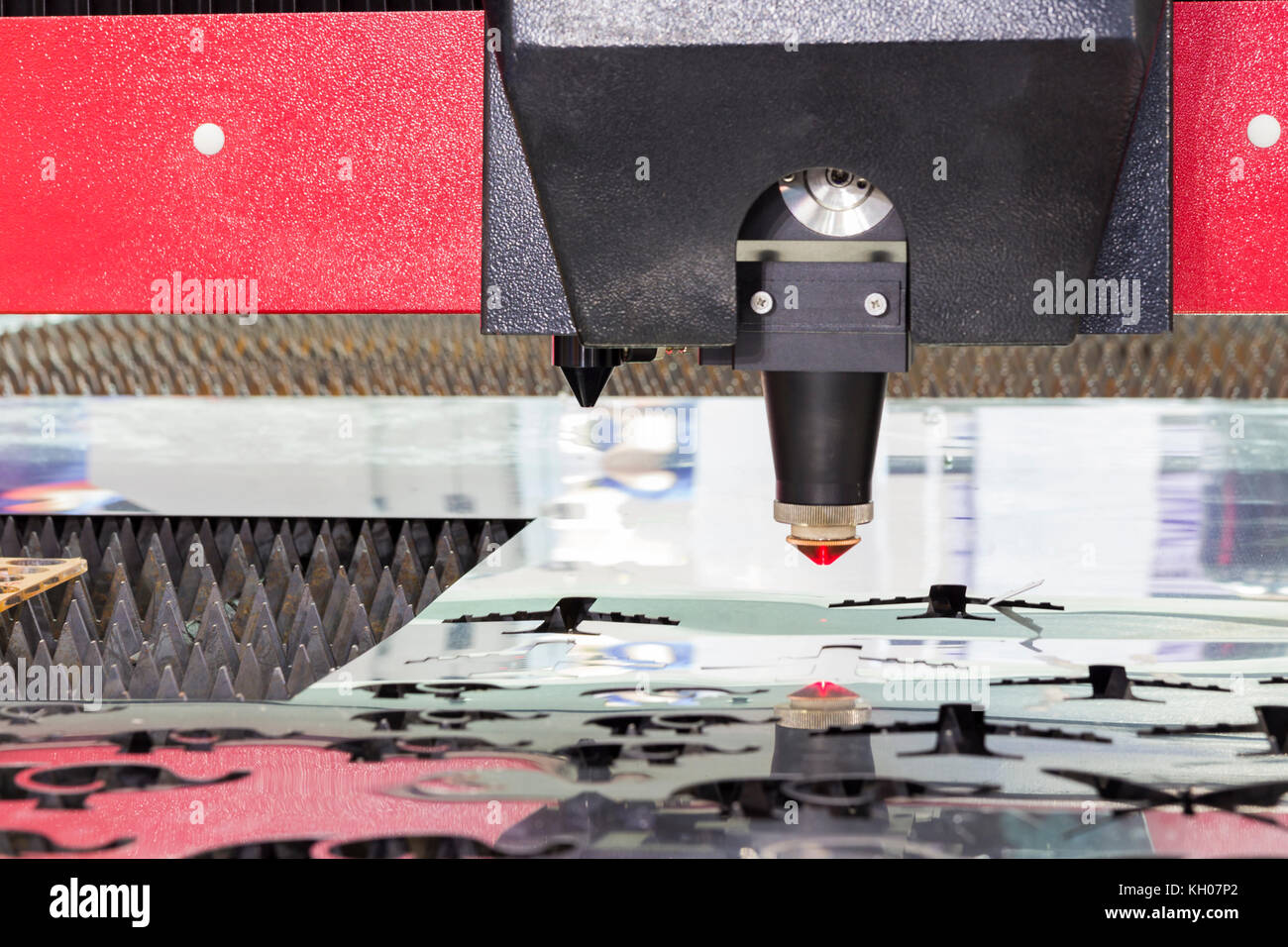 Laser cutting head sparks hi-res stock photography and images - Alamy