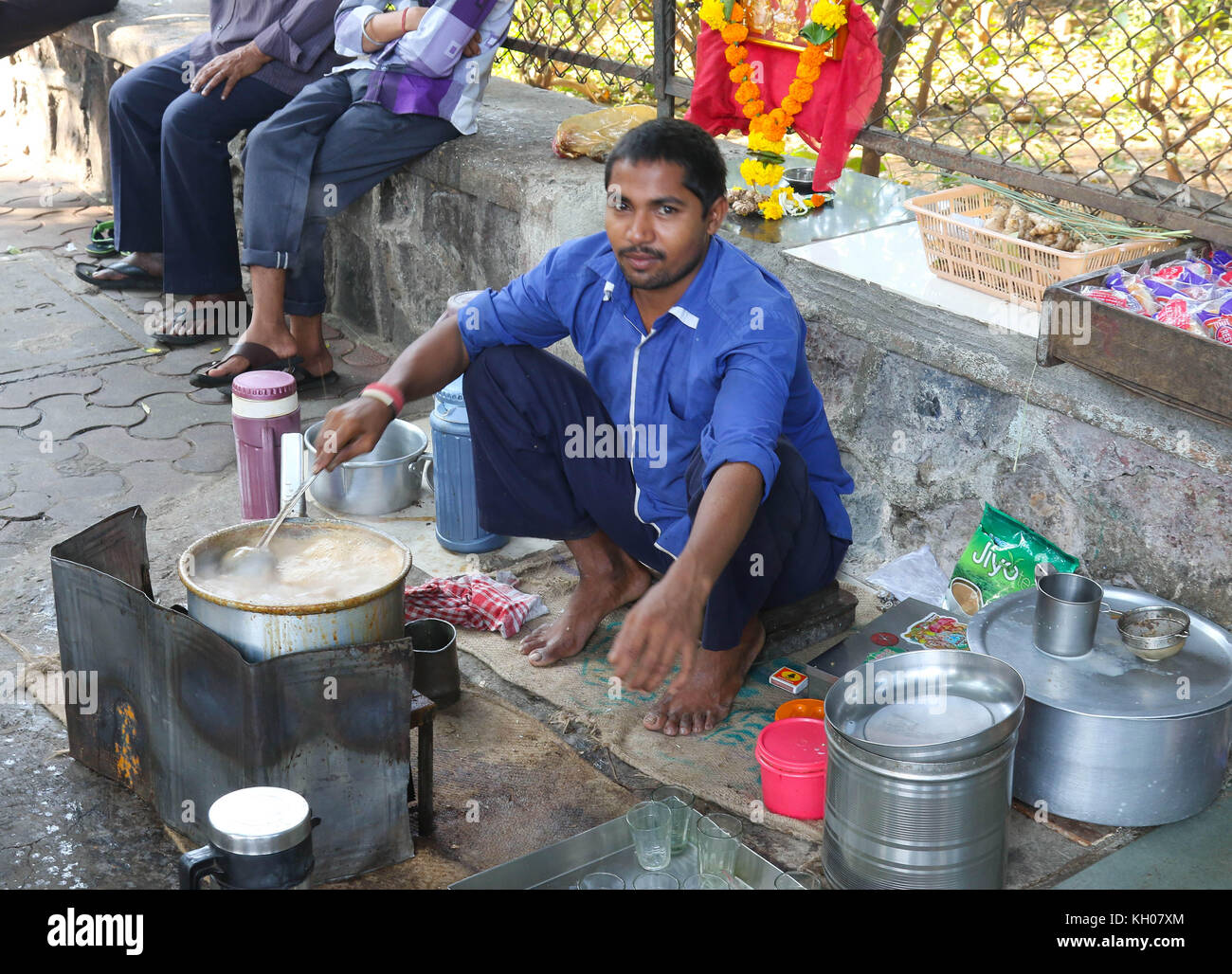 A chaiwalla selling tea on the streets of Mumbai Stock Photo - Alamy