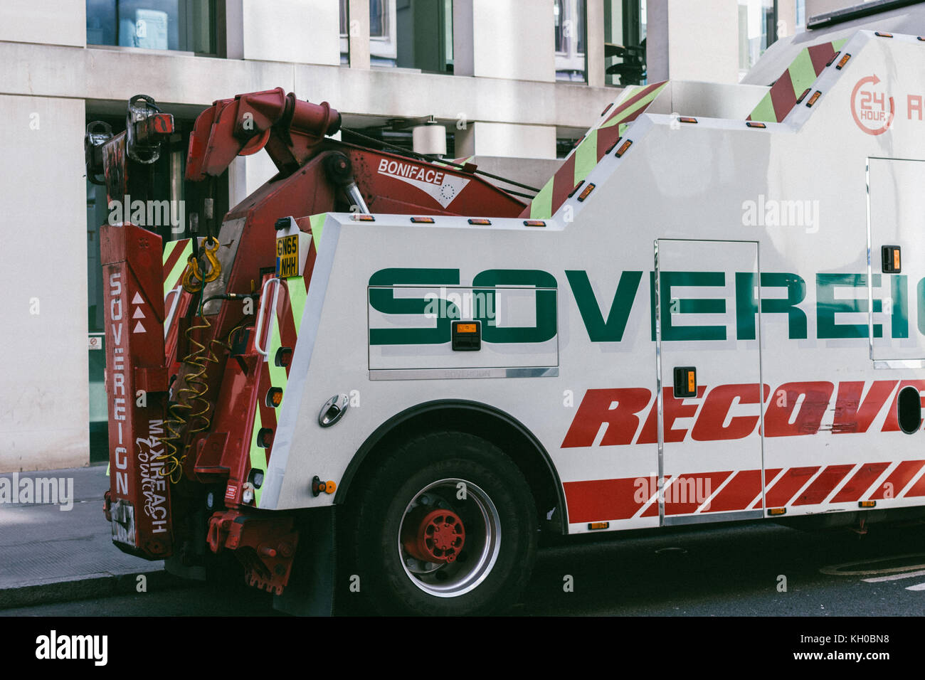 Car recovery vehicle hi-res stock photography and images - Alamy