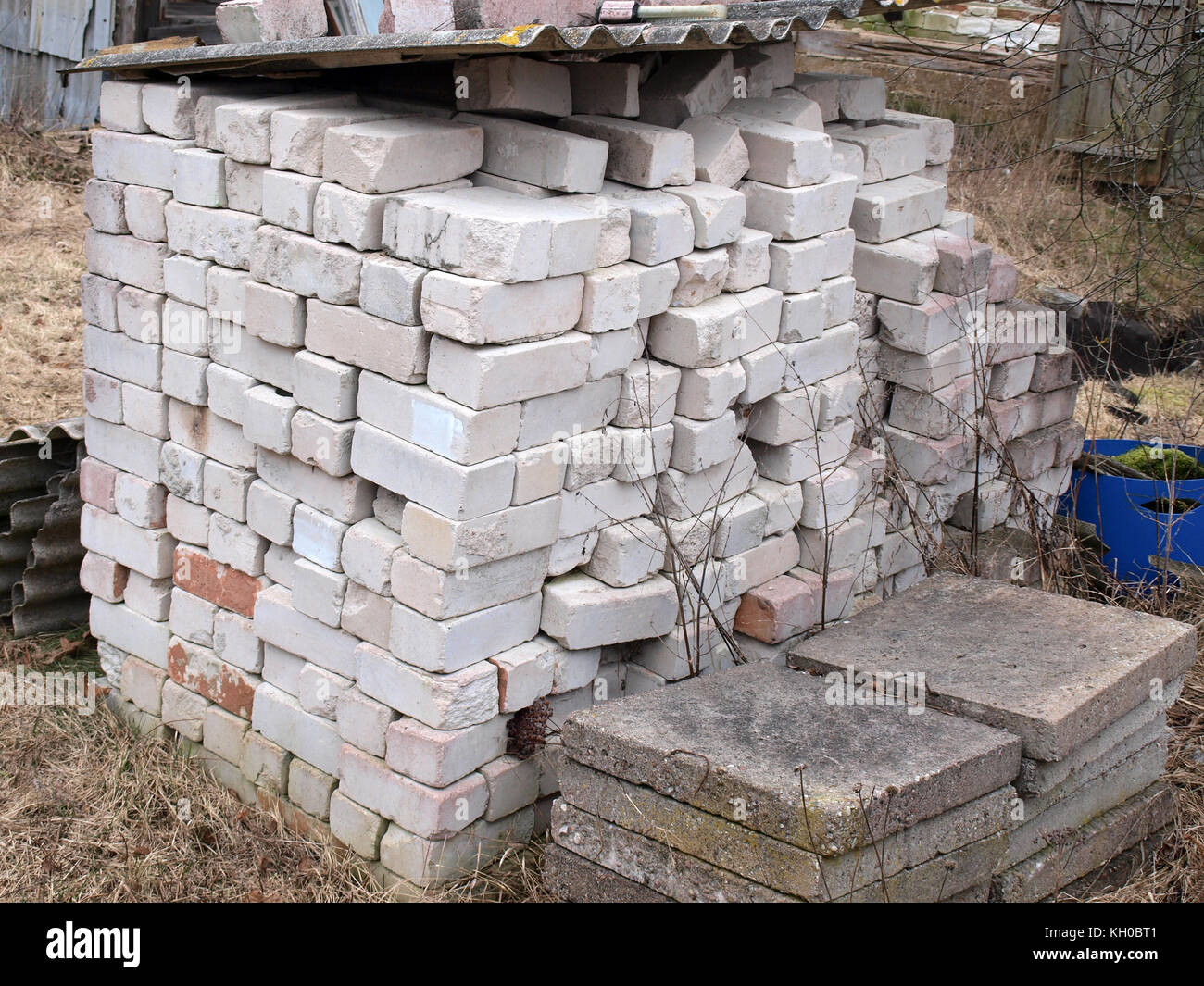 Stack of unused white silicate bricks outdoor close up Stock Photo - Alamy