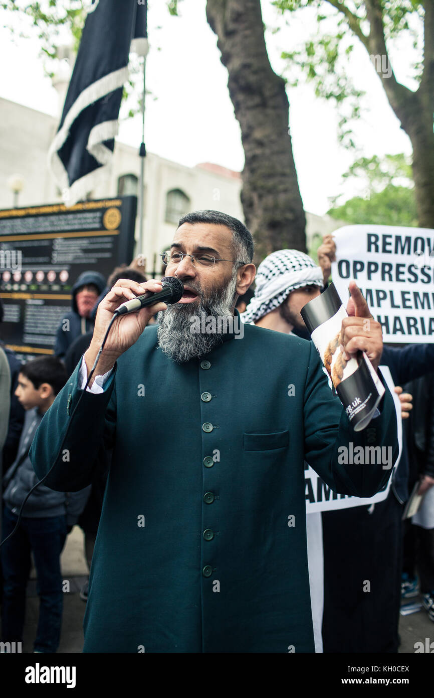 Several Muslim leaders did speeches outside the Regents Park Mosque at ...