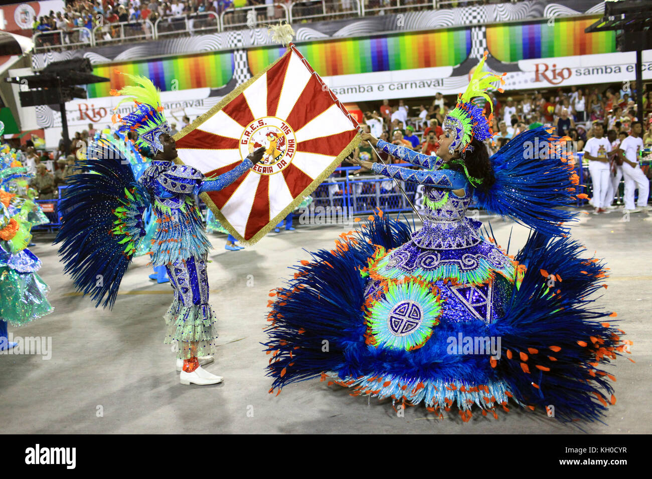Samba dancers dressed in impressive costumes proudly holds up the flag ...