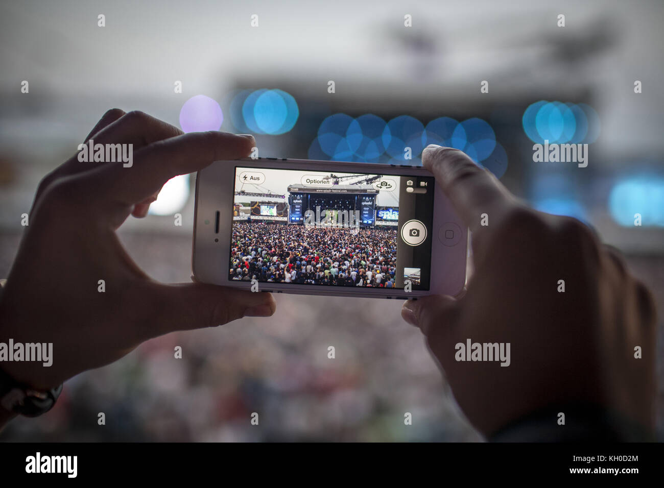 Iphone camera concert hi-res stock photography and images - Alamy
