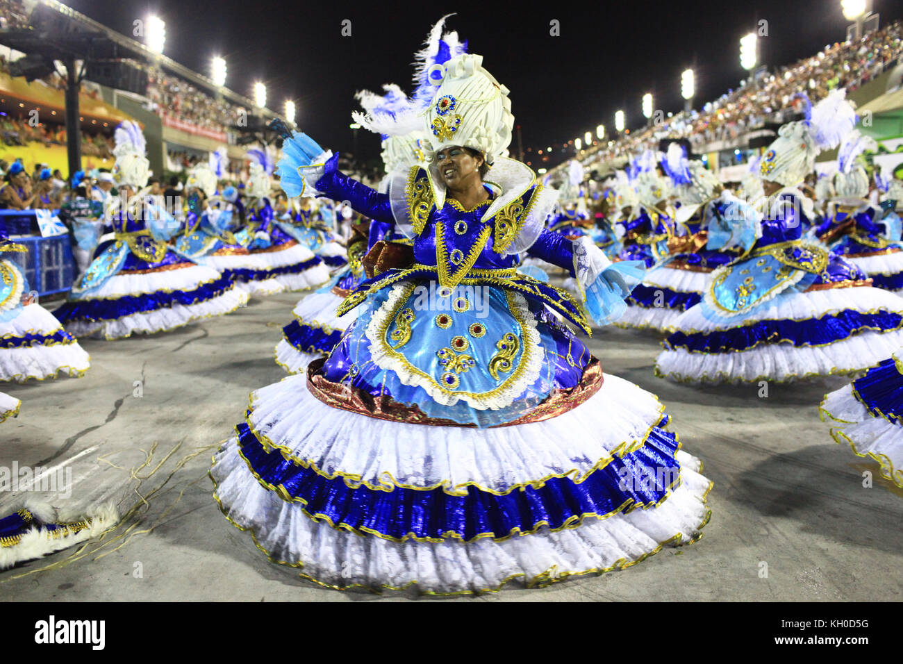 Dancers from Caprichosos de Pilares’ samba school wear beautiful ...