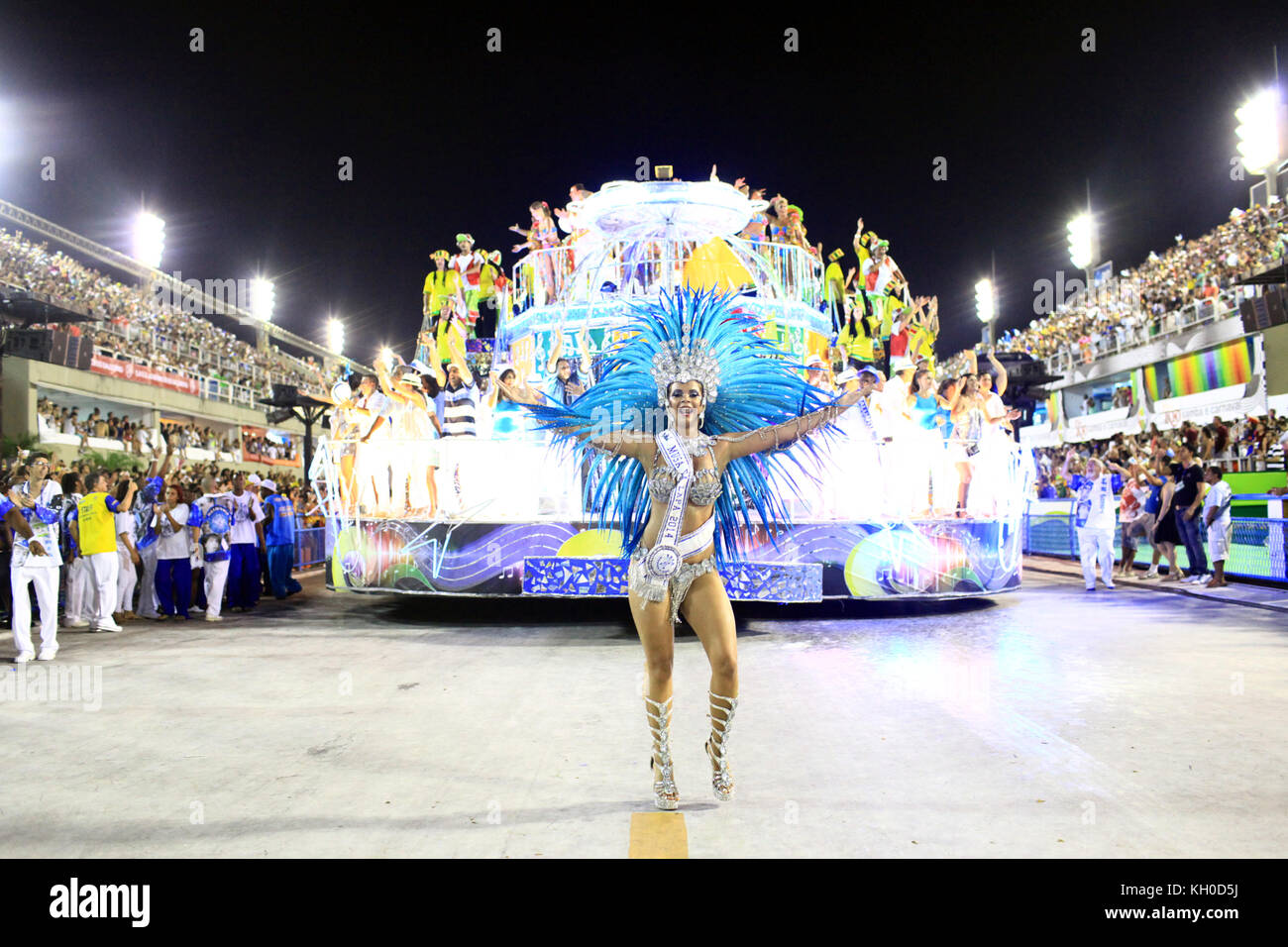 A beautiful samba muse leads the parade of the Caprichosos de Pilares ...