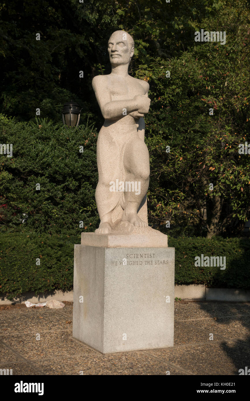 Scientist statue hi-res stock photography and images - Alamy