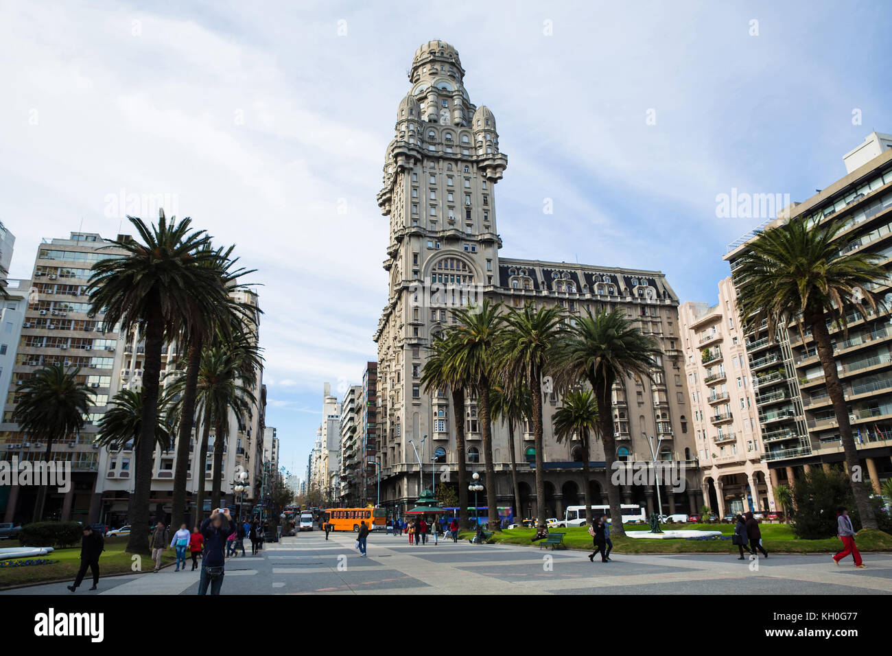 View over the Plaza Independencia in Montevideo, Uruguay Stock Photo ...