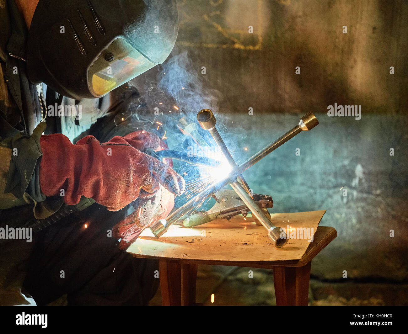 welder working with automatic welding Stock Photo - Alamy