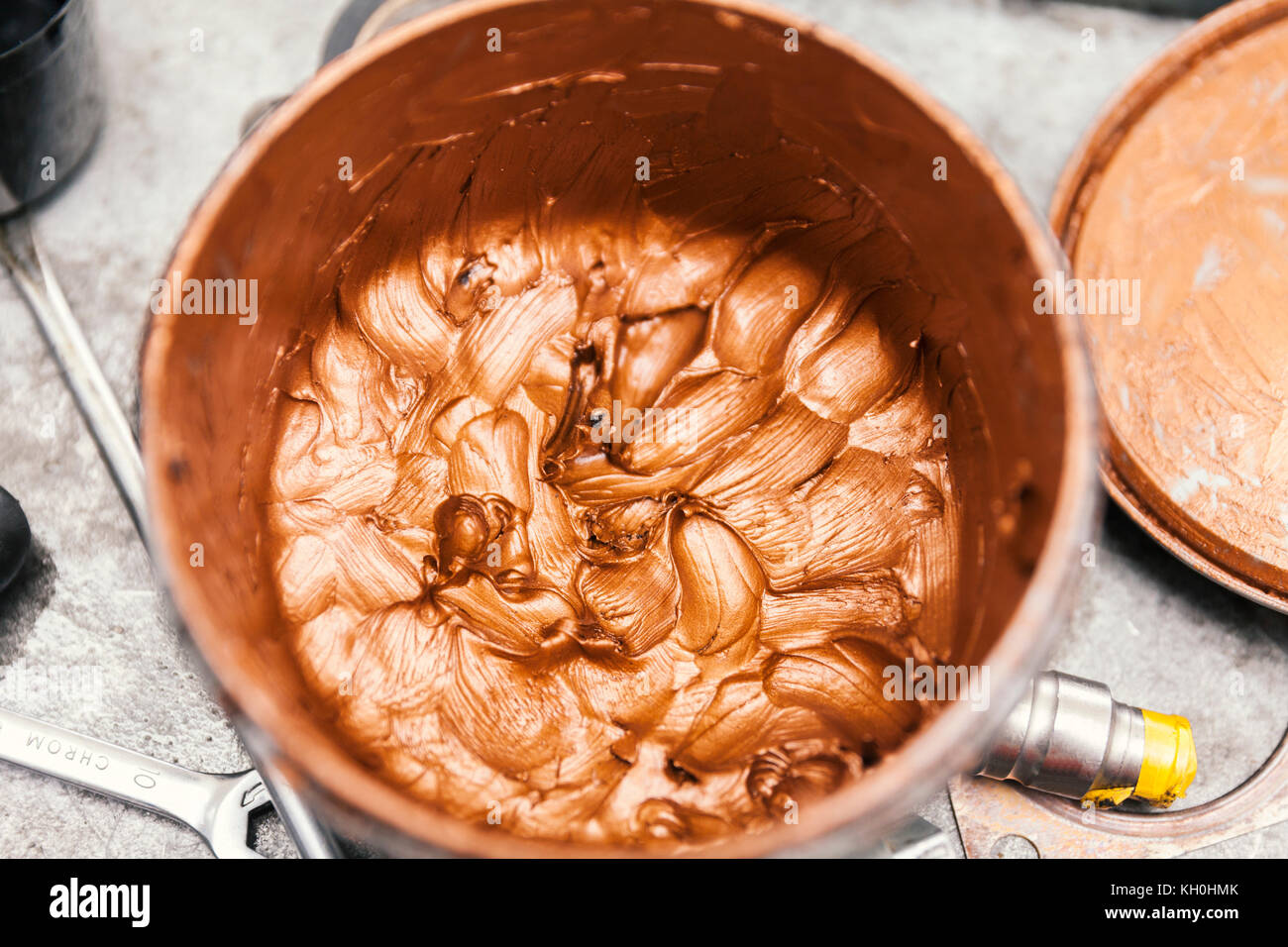 Gold paint can hi-res stock photography and images - Alamy
