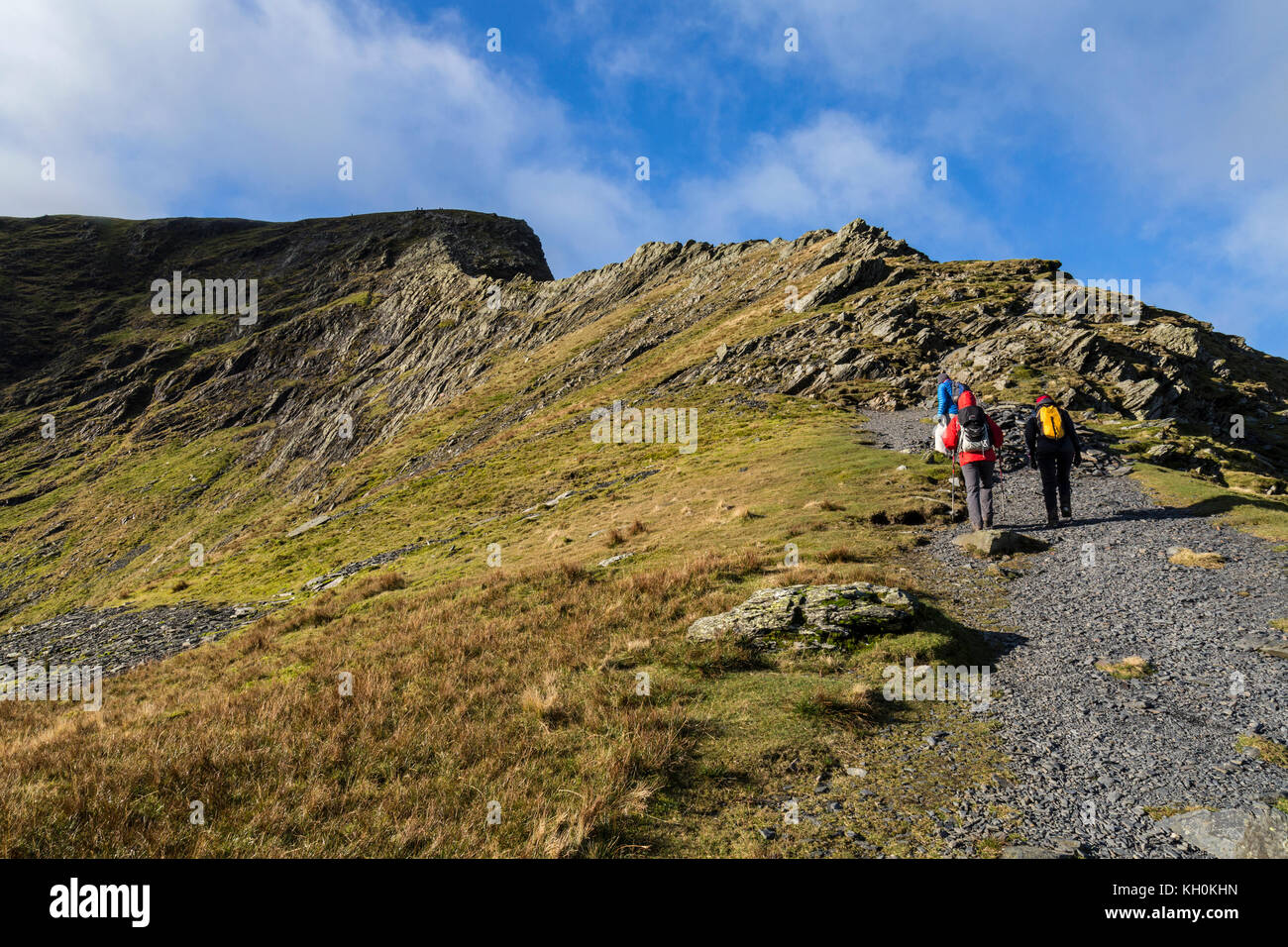 Three hikers approaching the scramble over Sharp Edge in the Lake ...