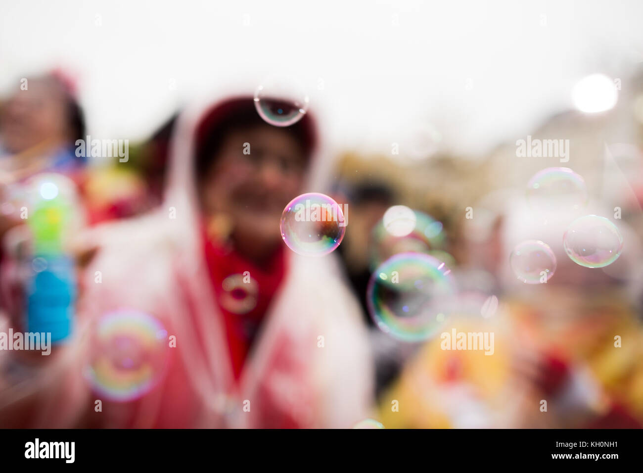 Cologne, Germany. 11th Nov, 2017. A female carnival-goer blowing soap ...