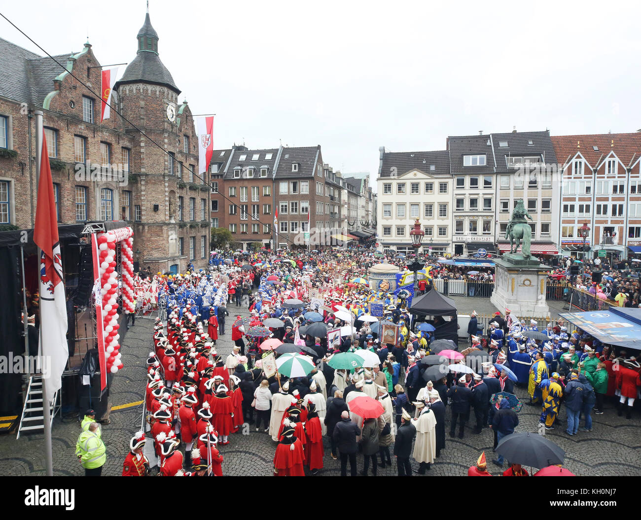 Dusseldorf, Germany. 11th Nov, 2017. Carnival-goers celebrating the ...