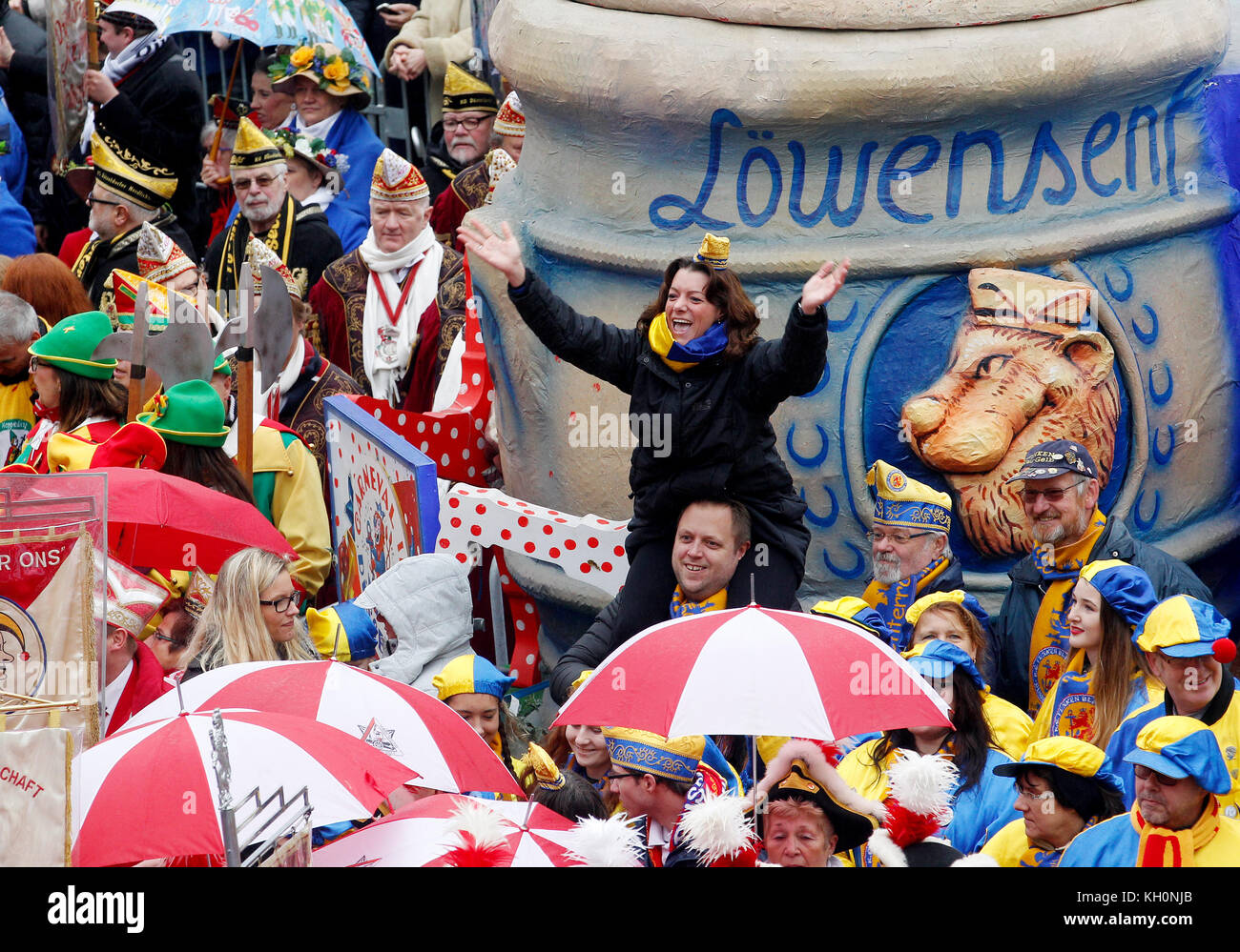 Dusseldorf, Germany. 11th Nov, 2017. Carnival-goers celebrating the ...