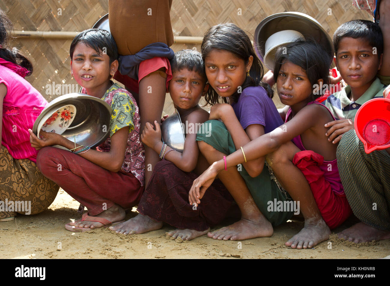 Bangladesh. 11th Nov, 2017. Rohingya refugee children line up with ...